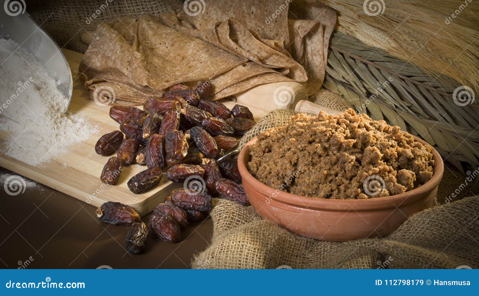 Hunaini, Doces Tradicionais Sauditas Feitos Das Datas E Saj Imagem de ...