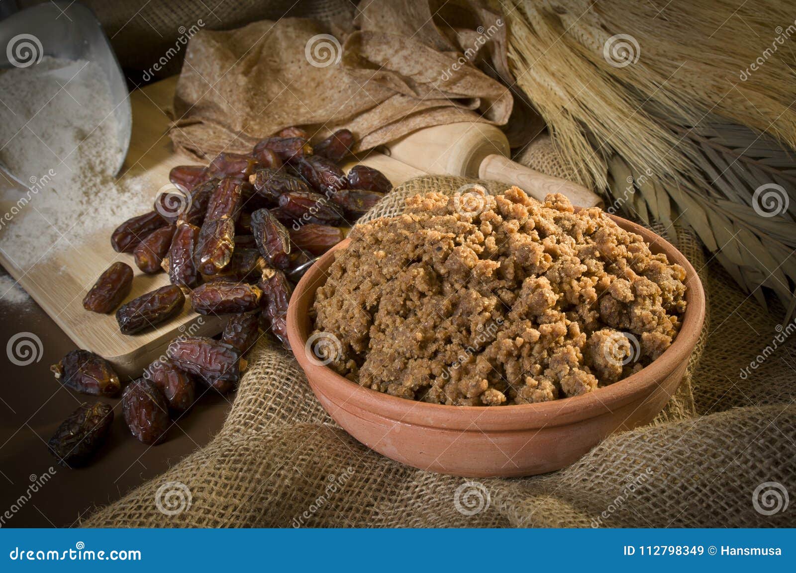 Hunaini, Doces Tradicionais Sauditas Feitos Das Datas E Saj Imagem de ...