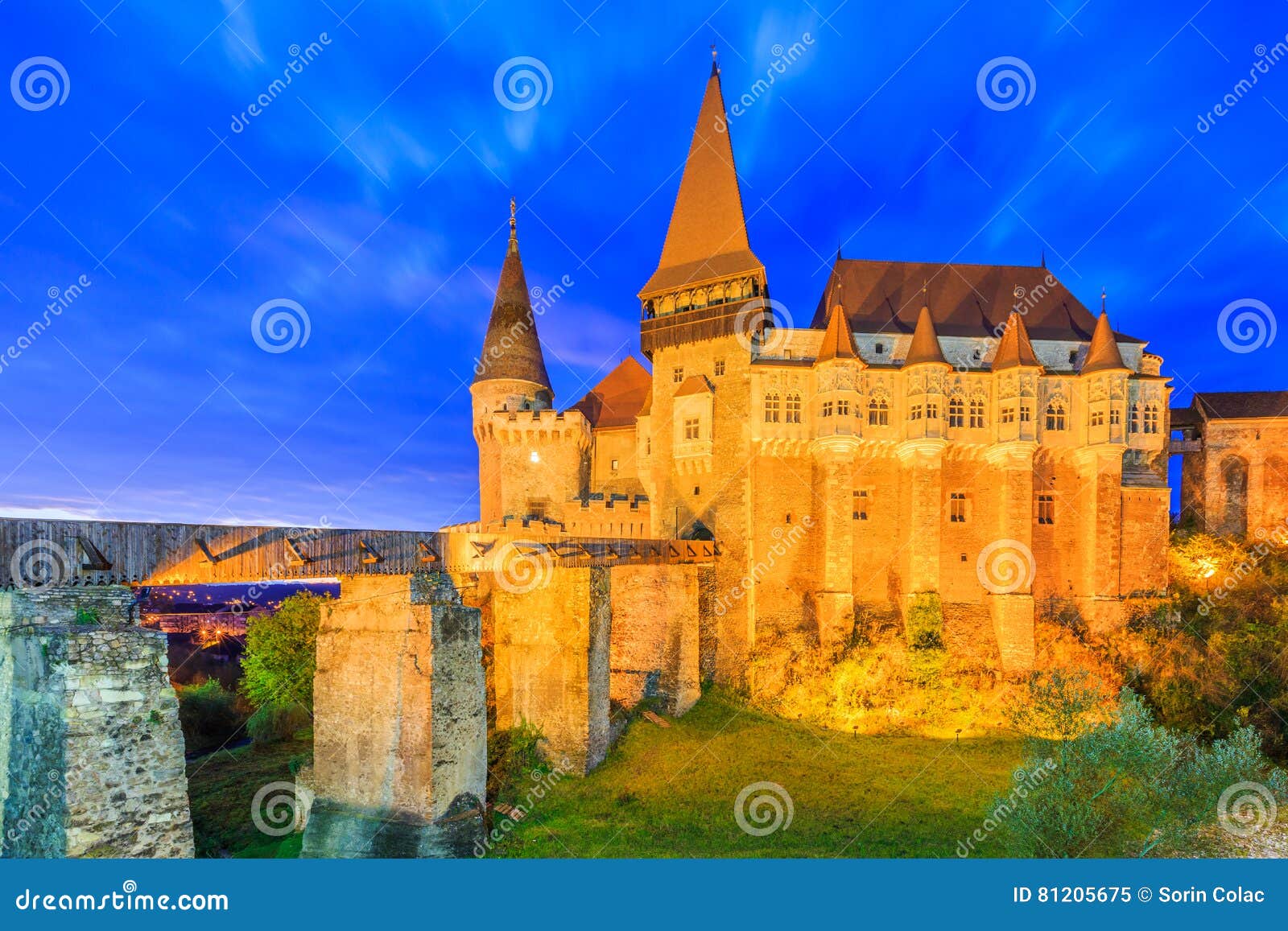 Hunedoara, Roumanie image stock. Image du château, fléaux - 81205675