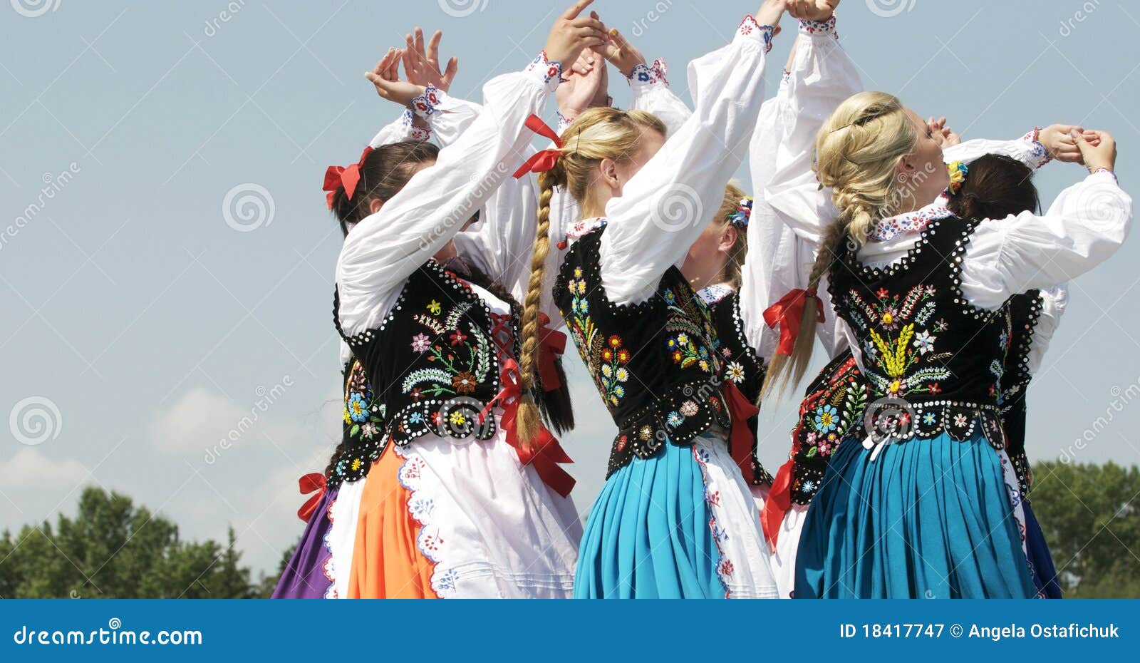 Hungarian Dancers editorial photography. Image of dancing - 18417747