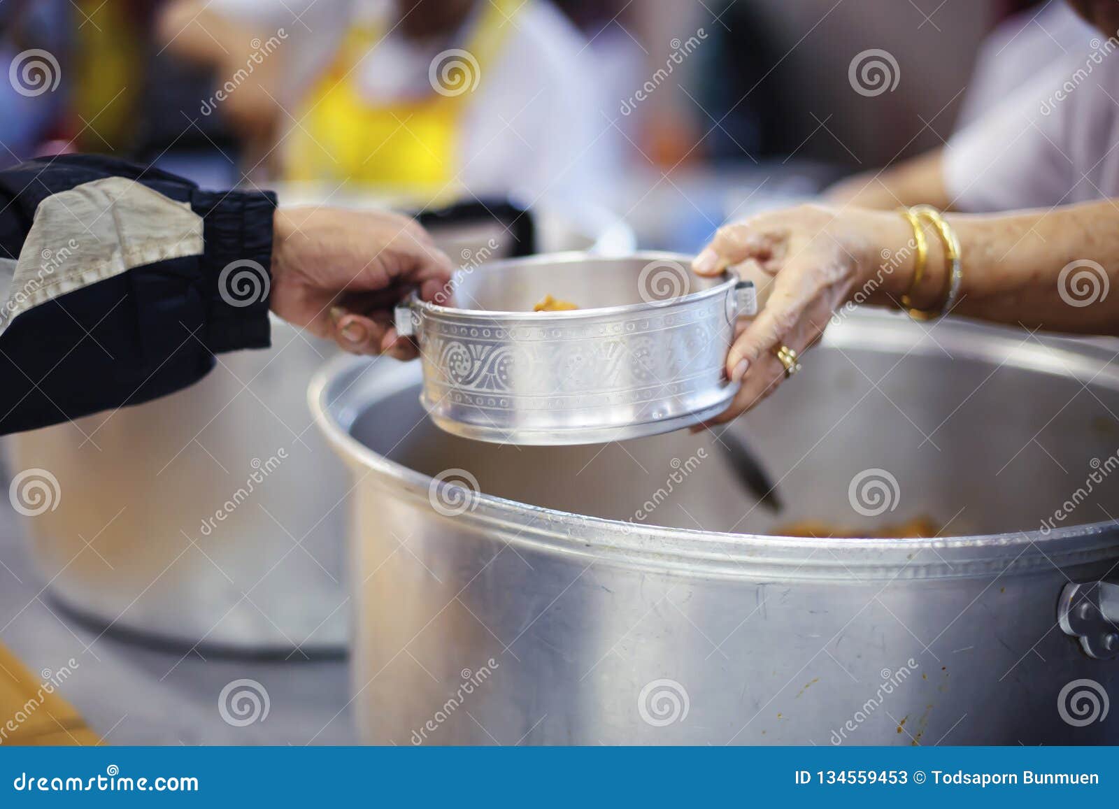 Hunger Problems of the Poor Have Been Donated Food To Reduce Hunger ...