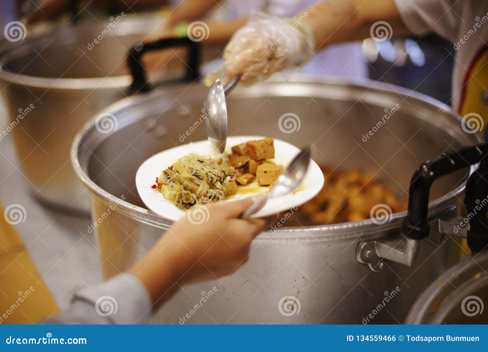 Hunger Problems of the Poor Have Been Donated Food To Reduce Hunger ...