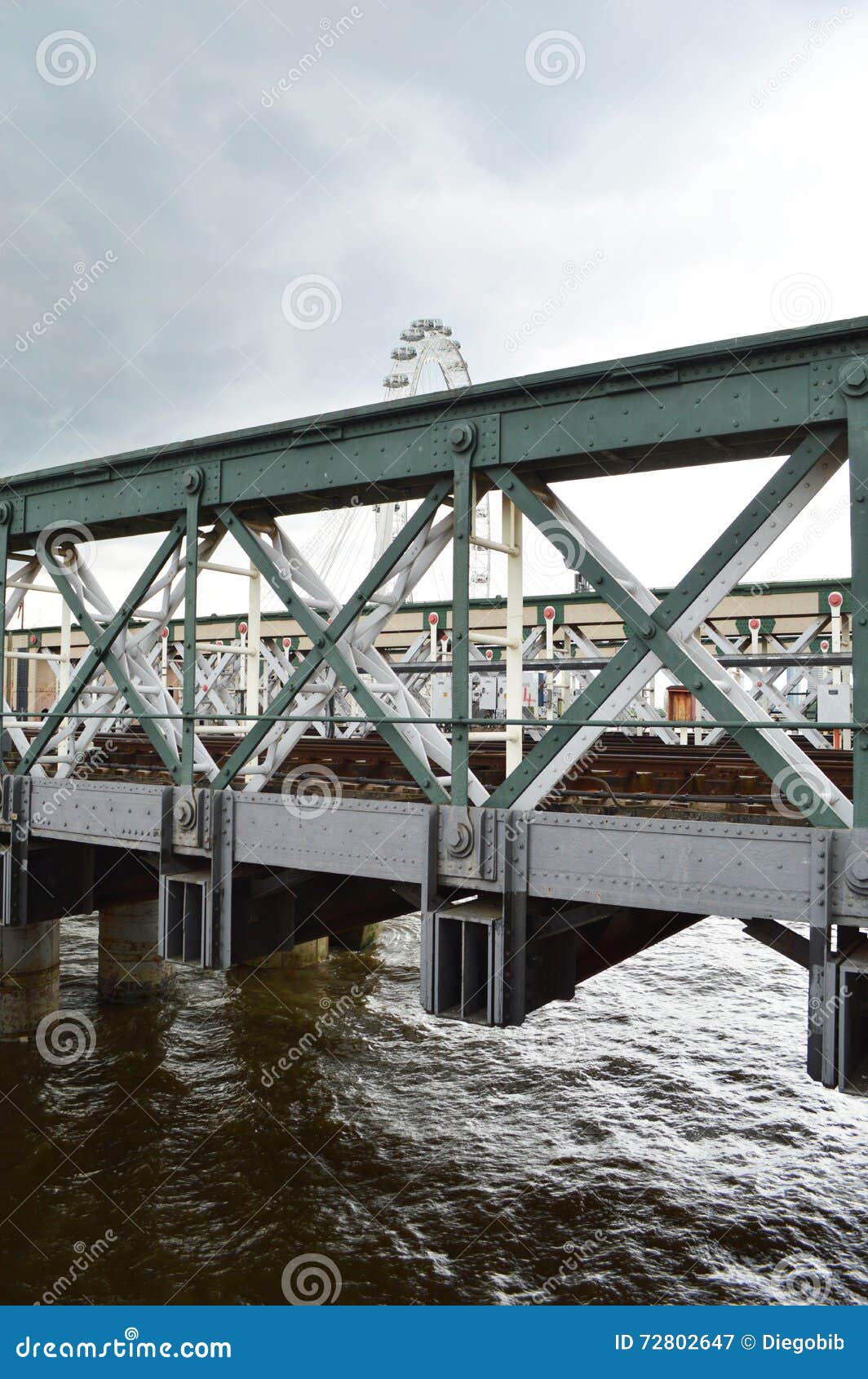 Hungerford Bridge editorial photography. Image of cable - 72802647