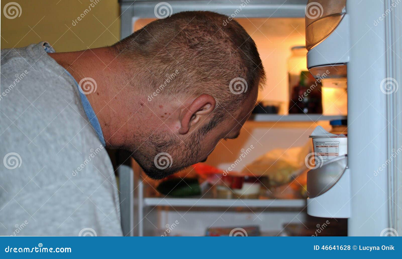 Hungrig man arkivfoto. Bild av sökande, kräm, frys, barn - 46641628