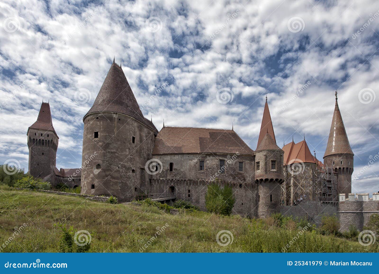 Huniazilor castle stock image. Image of castle, courtyard - 25341979