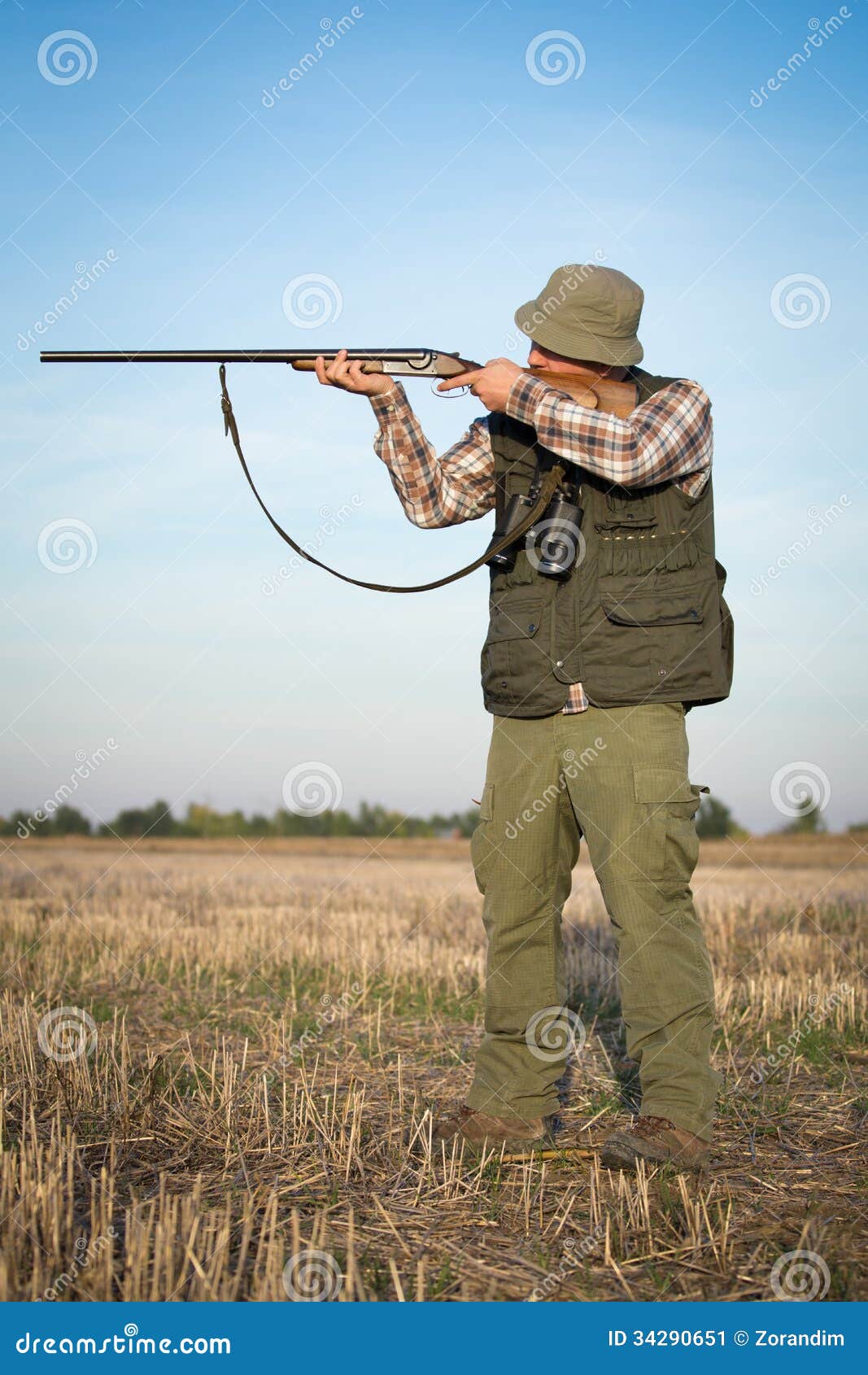 Hunter with Shotgun imagen de archivo. Imagen de deporte - 34290651