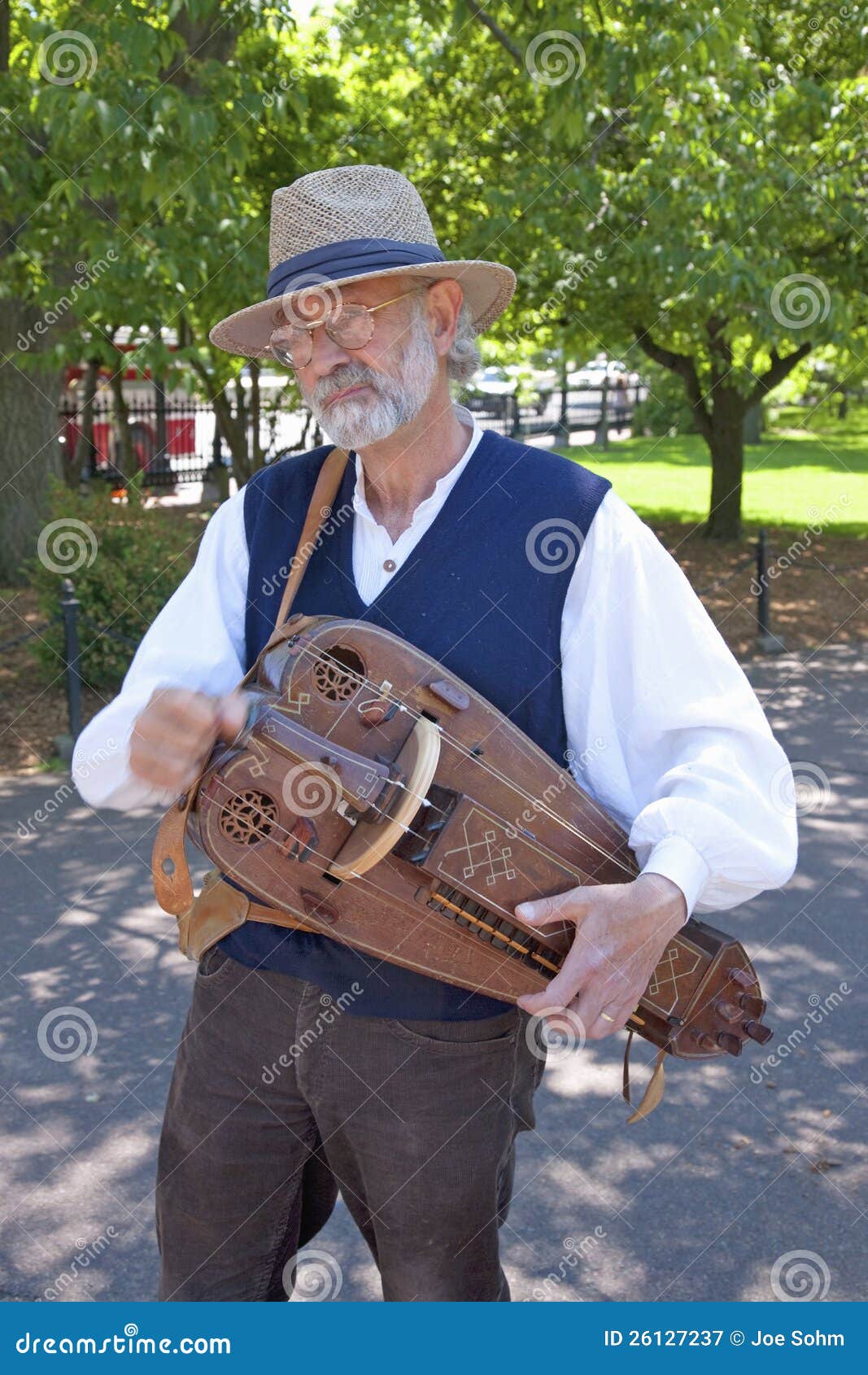 Hurdy gurdy player editorial photography. Image of boston - 26127237