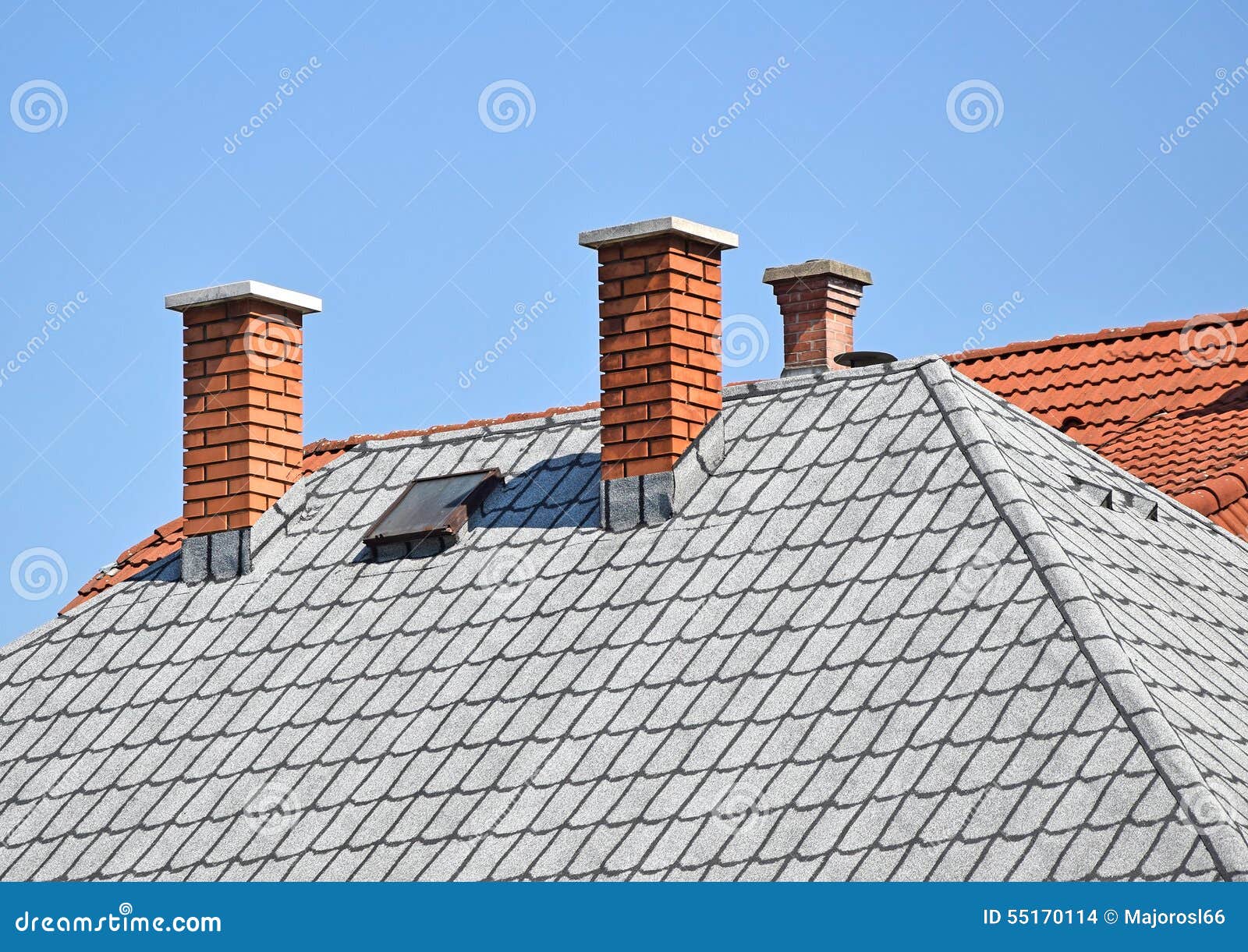 Hustak arkivfoto. Bild av tegel, bunt, himmel, vägg, sikt - 55170114