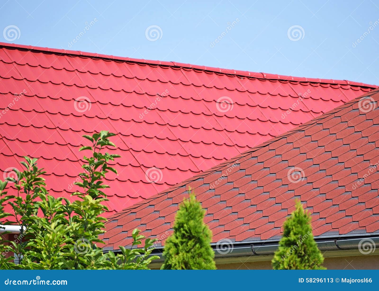 Hustak fotografering för bildbyråer. Bild av takfot, tegelplatta - 58296113