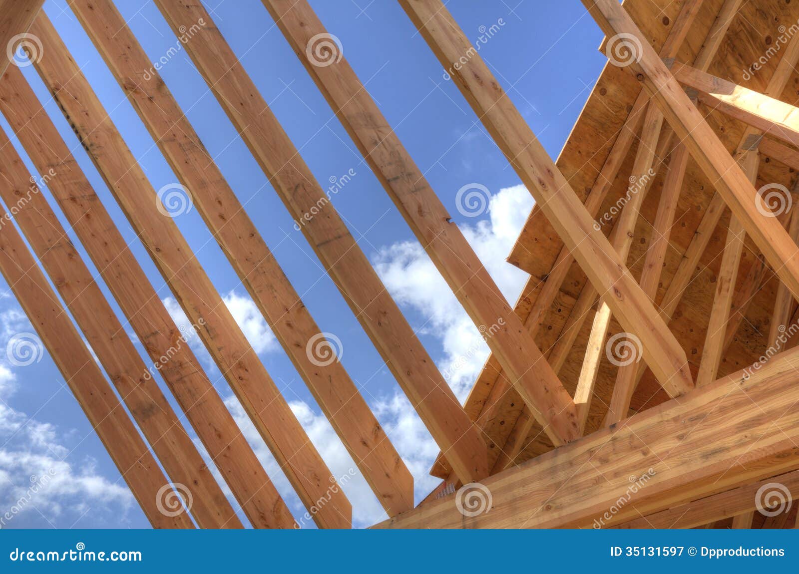 Hustak under konstruktion fotografering för bildbyråer. Bild av extra ...