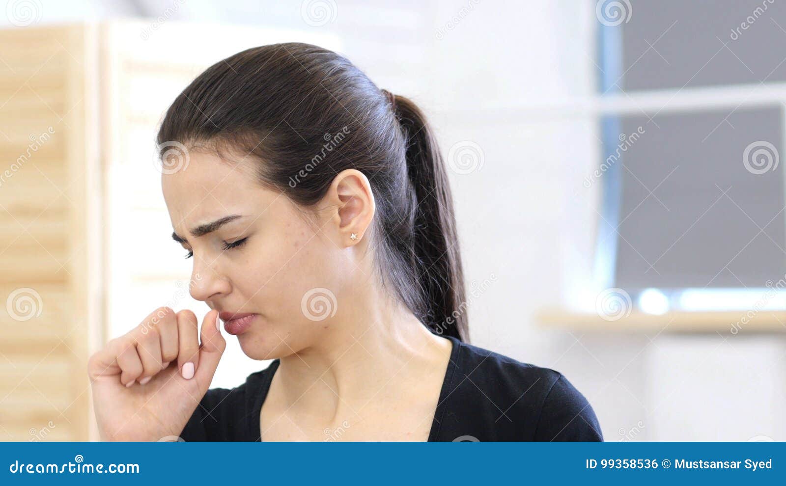 Husten der Frau, Husten stockfoto. Bild von geste, haupt - 99358536