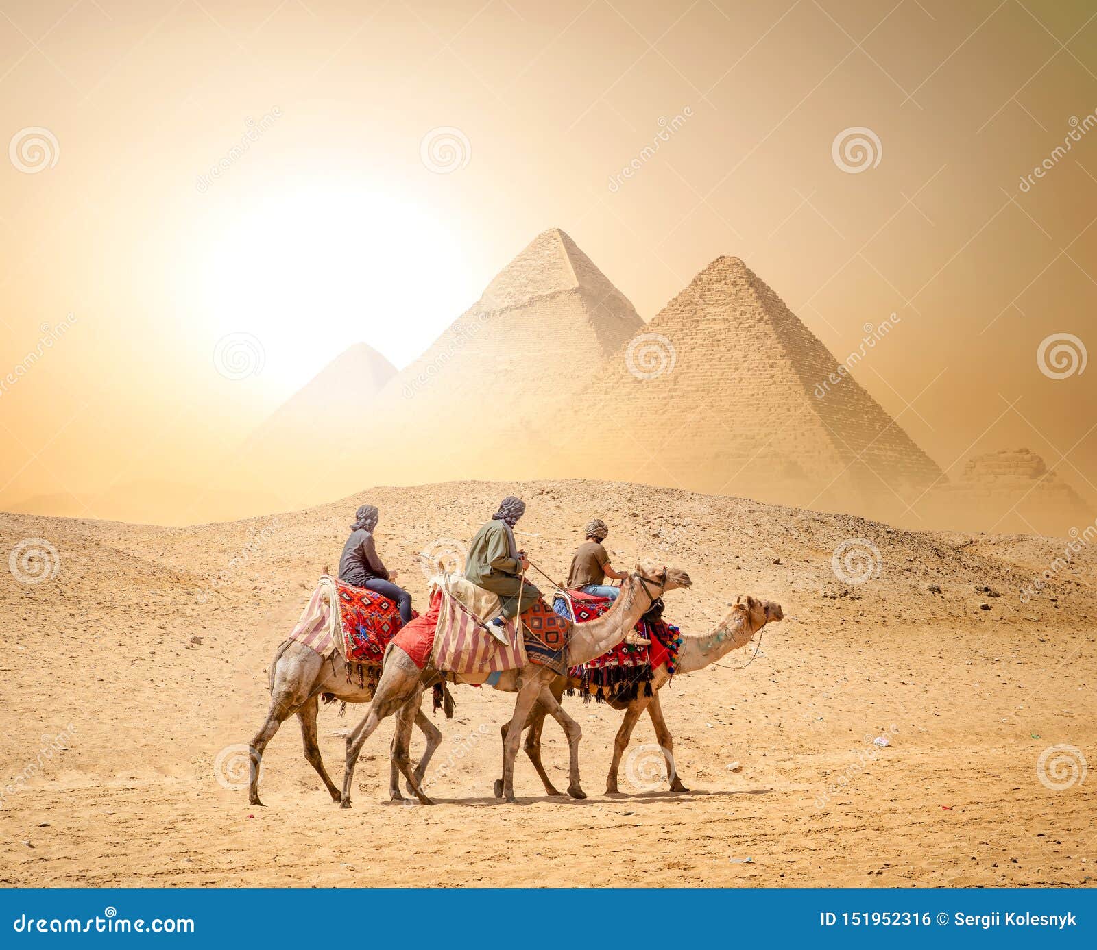 Husvagn och pyramider arkivfoto. Bild av morgon, husvagn - 151952316