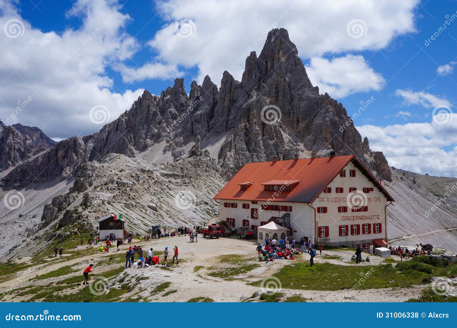 Hut in de Alpen stock foto. Image of wolk, vakantie, alpien - 31006338
