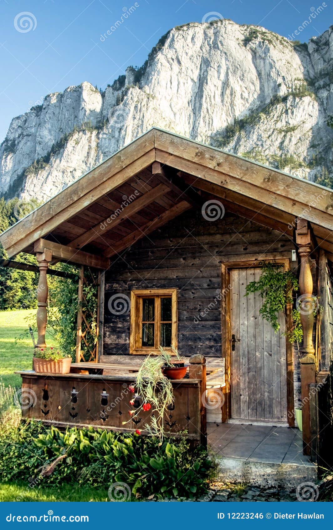 Hut in De Oostenrijkse Alpen Stock Foto - Image of bruin, heuvel: 12223246