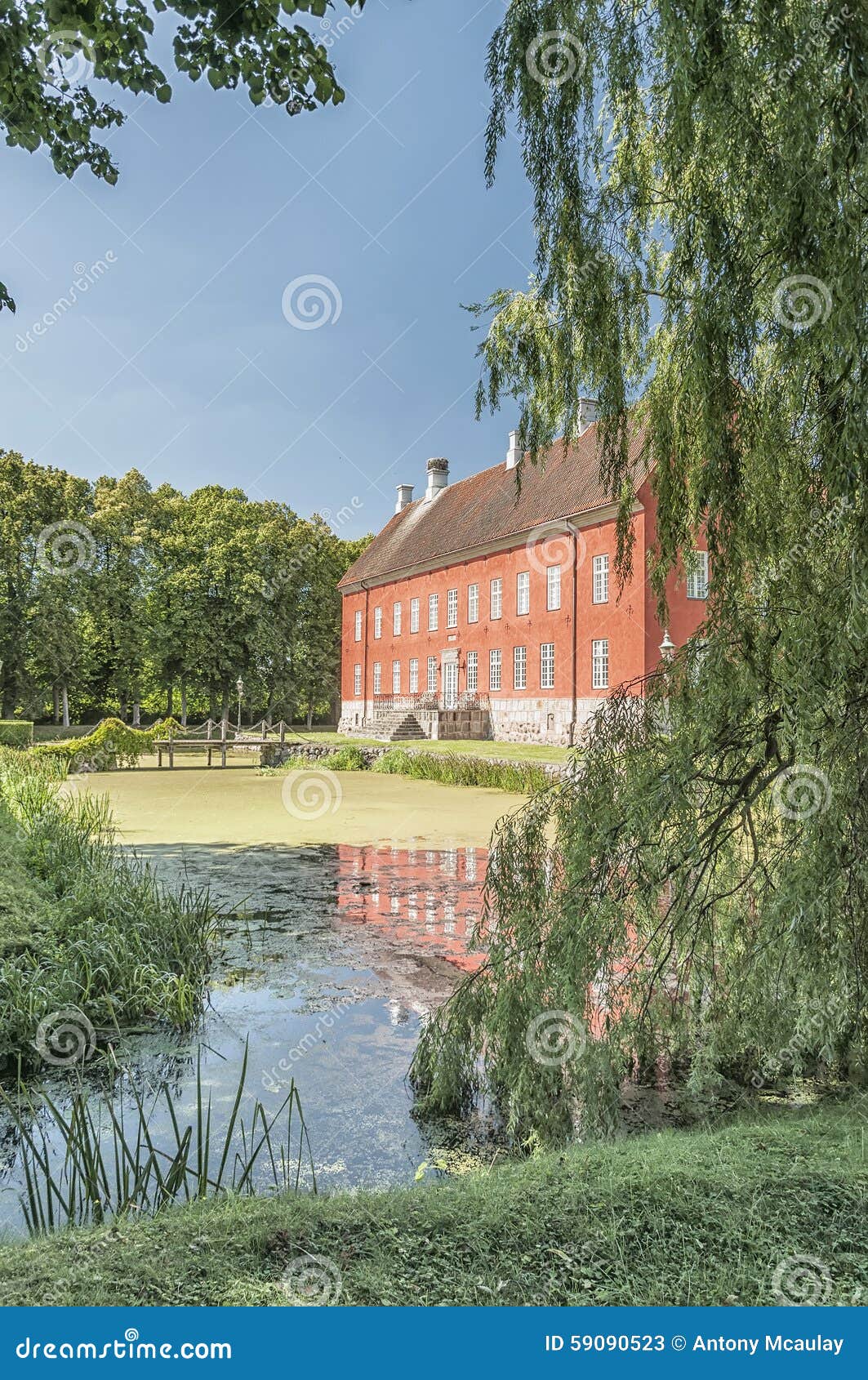 Hviderup Slott Med Reflexion I Vallgrav Fotografering för Bildbyråer ...