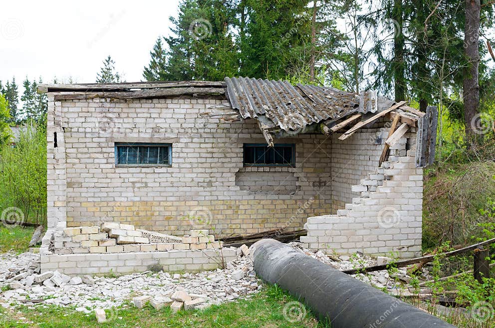 Hydda arkivfoto. Bild av horisontal, demolera, rede, hydda - 40339984