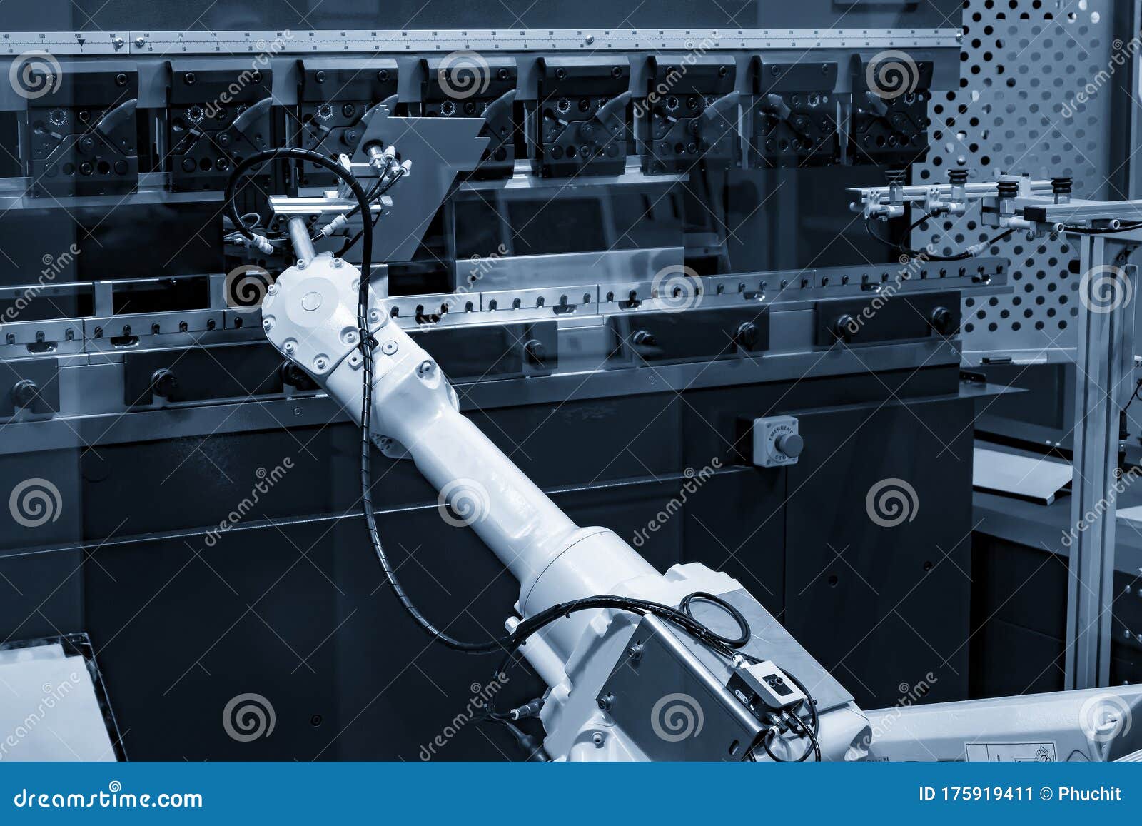 The Hydraulic Bending Machine Operation with Automatic Robotic System ...