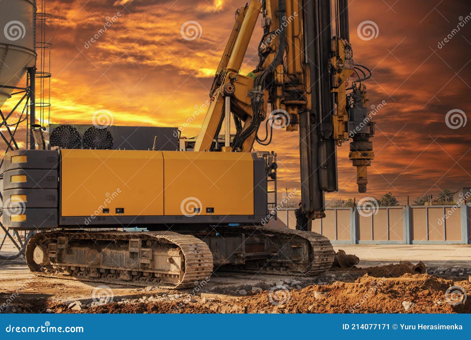 Hydraulic Drilling Rig Against the Backdrop of the Sunset Sky ...