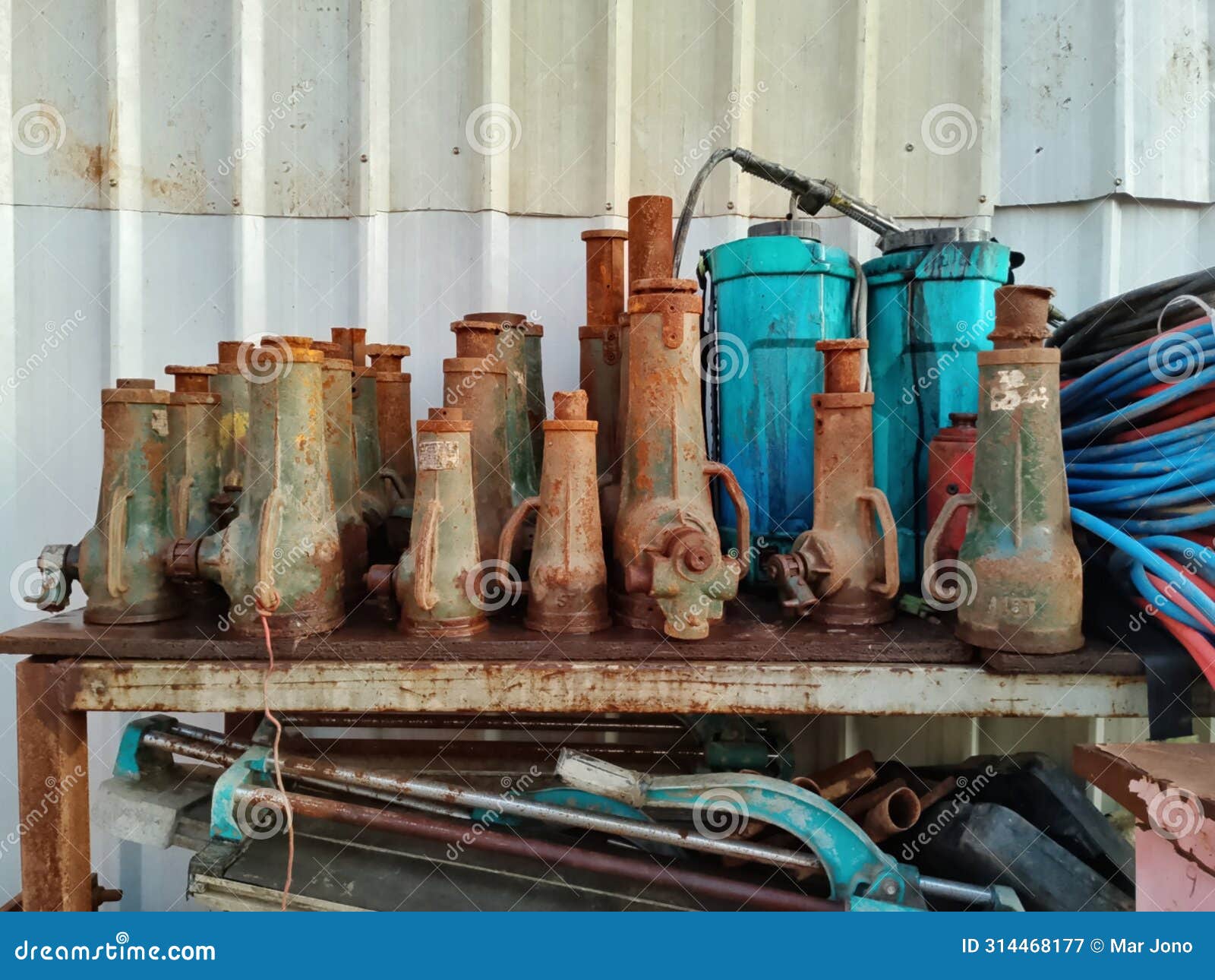Hydraulic Jacks of Various Weight Sizes Stock Image - Image of broken ...