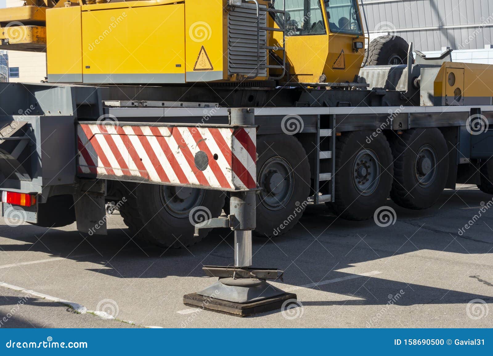 Hydraulic Support of the Truck Crane. Hydraulic Support for Heavy Duty ...