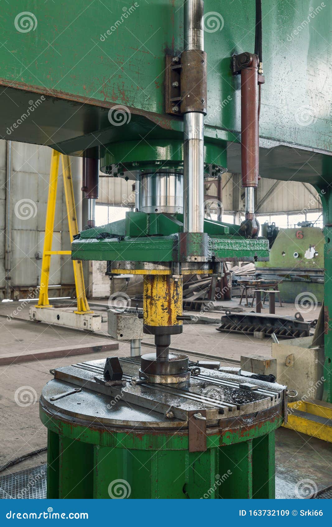 Hydraulische Pers Voor Metaal Stock Afbeelding - Image of metaal ...
