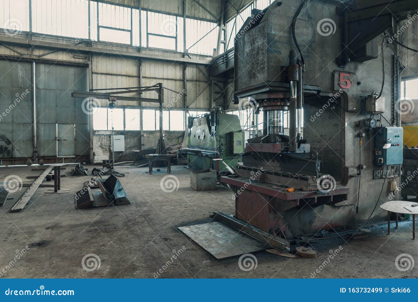 Hydraulische Pers Voor Metaal Stock Afbeelding - Image of staal ...