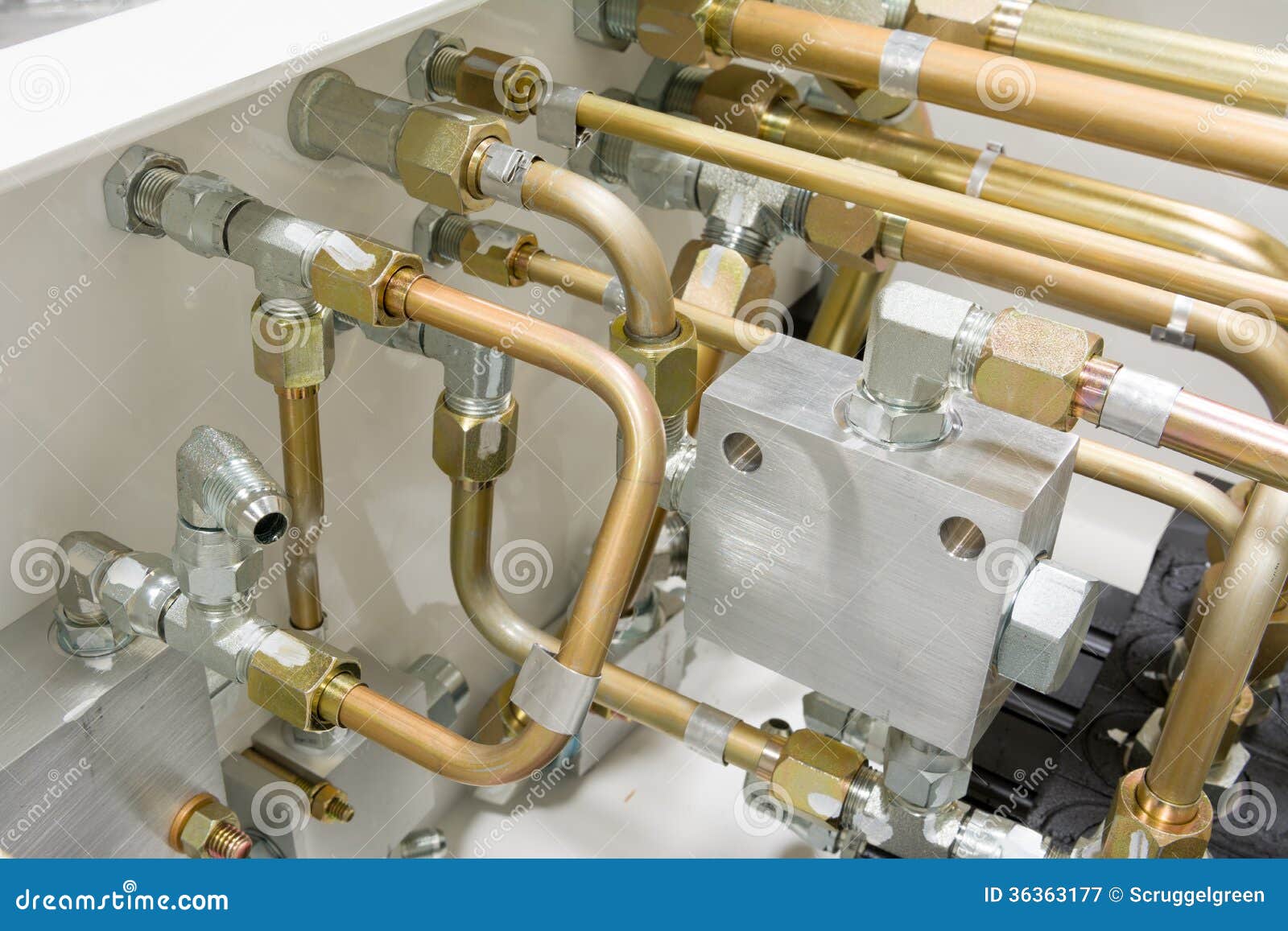 Hydraulische Rohre stockbild. Bild von kraftstoff, hydraulisch - 36363177