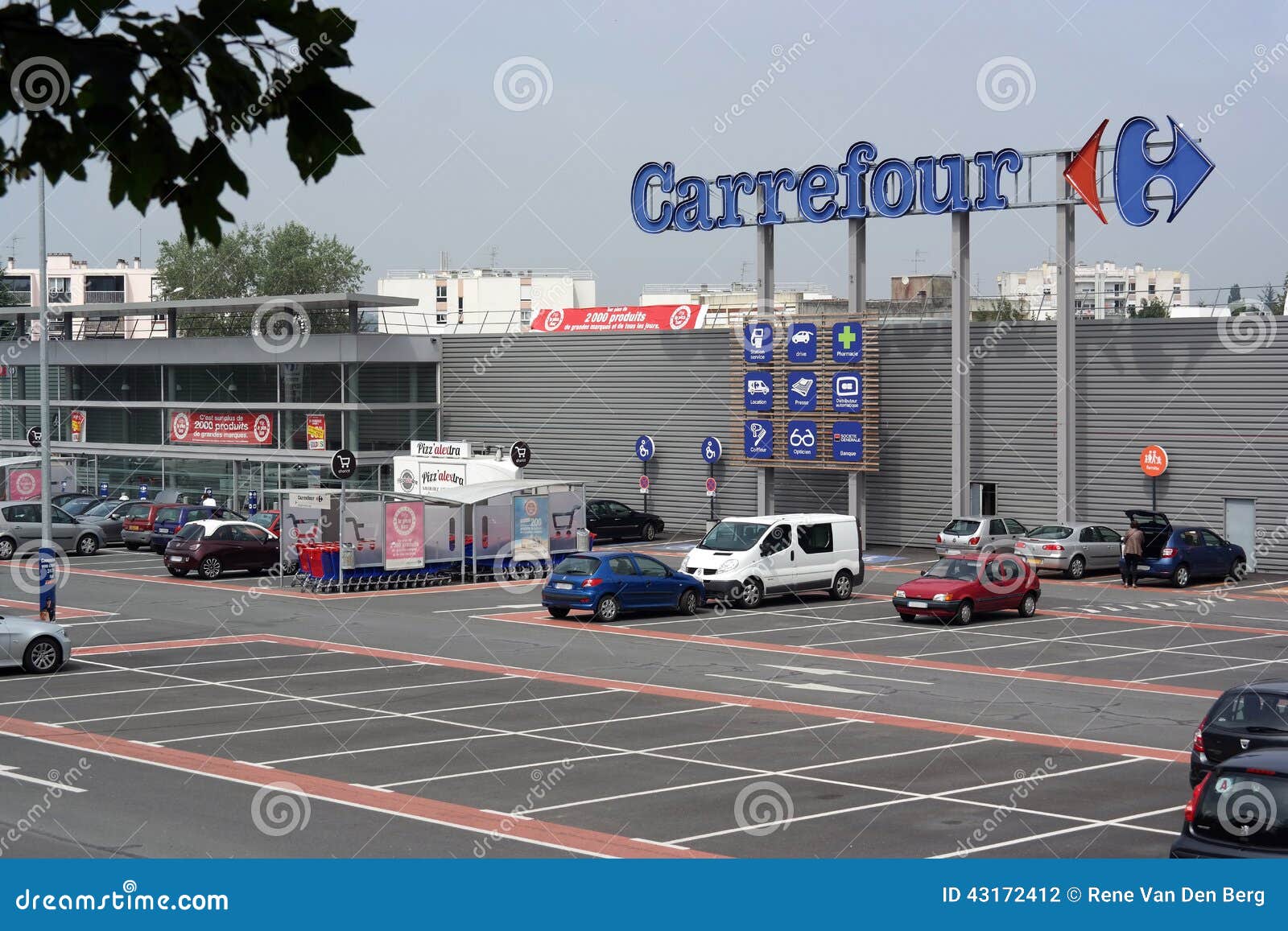 Hypermarché de Carrefour photographie éditorial. Image du international ...