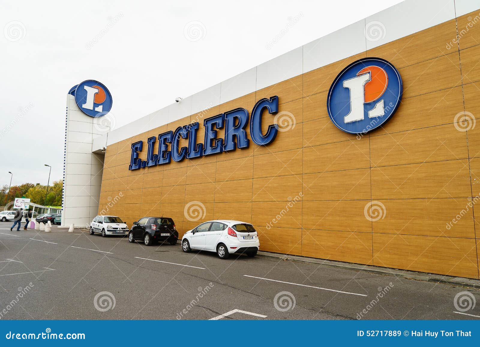 Hypermarché de Leclerc image stock éditorial. Image du compagnie - 52717889
