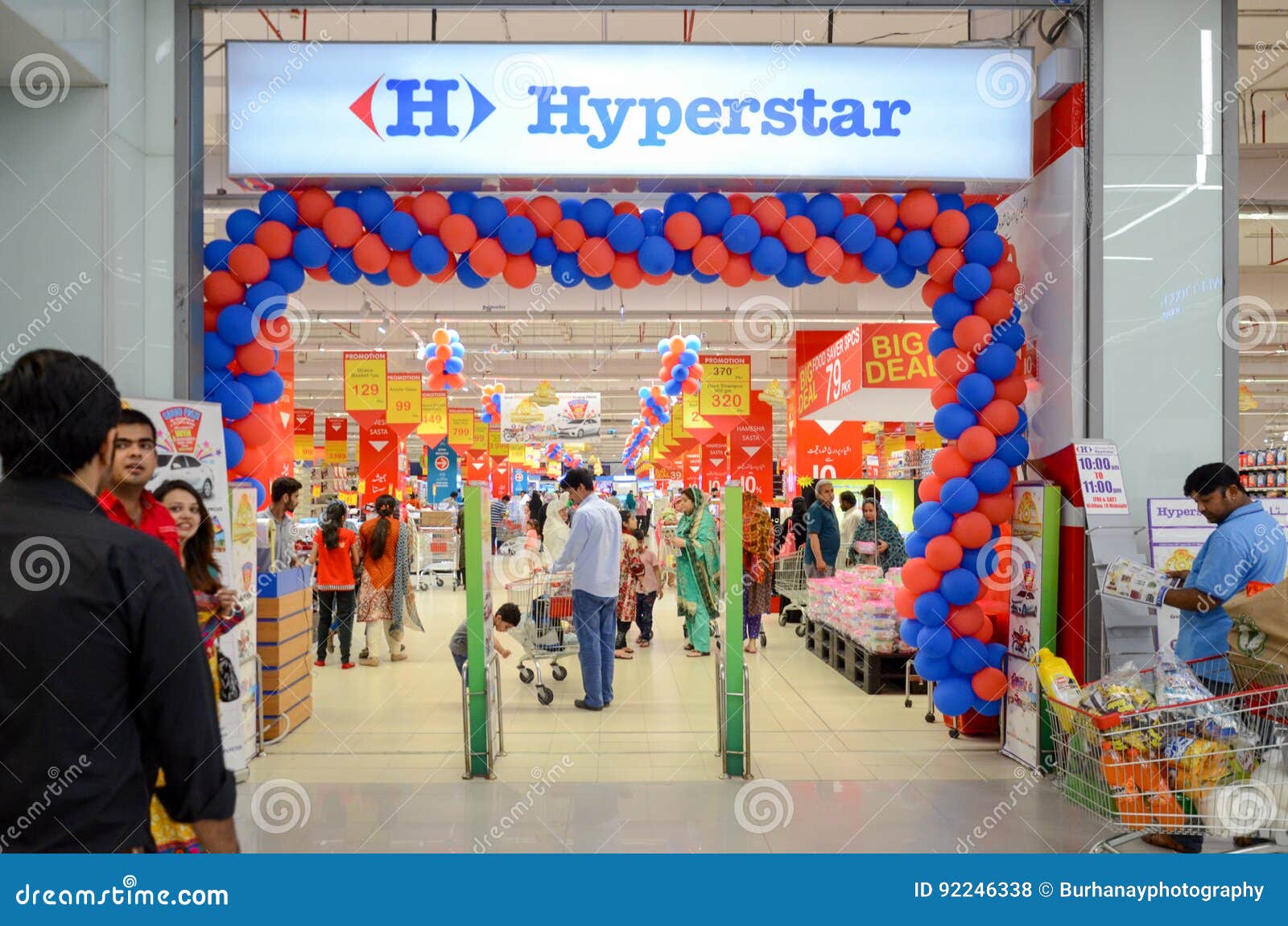 Hyperstar supermarket redaktionell arkivfoto. Bild av kassa - 92246338