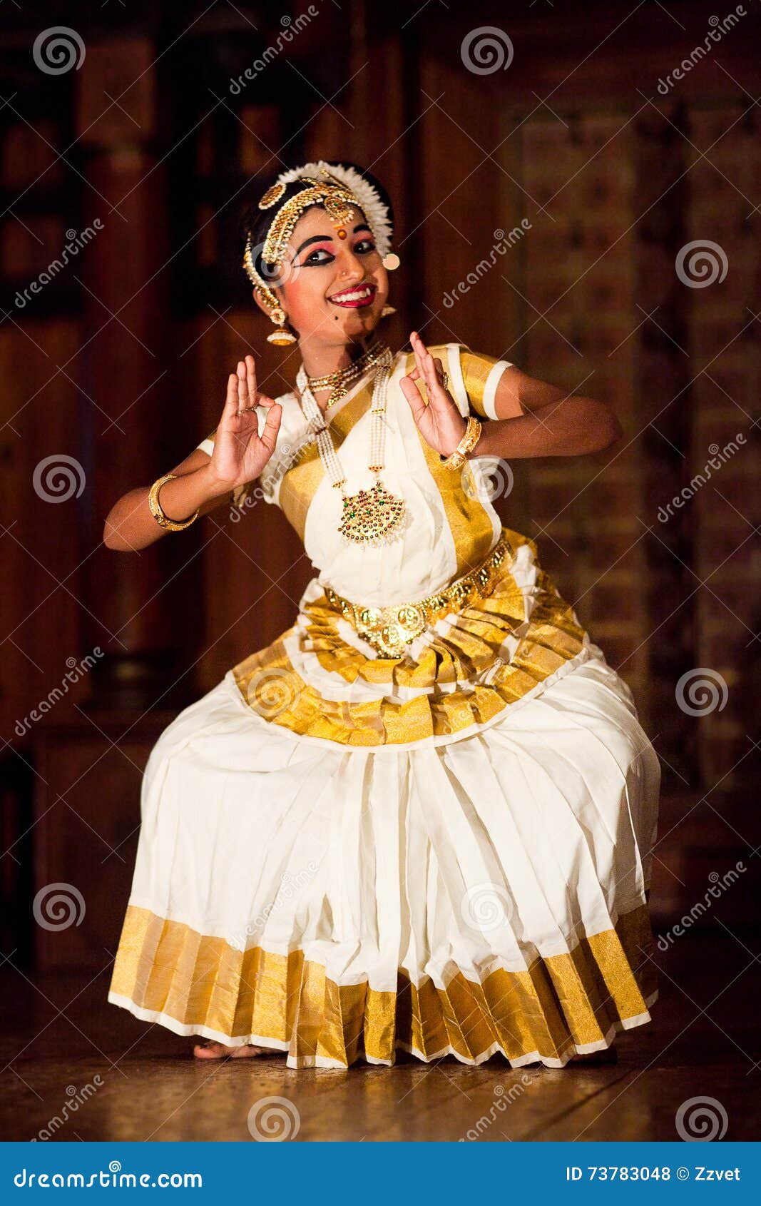 Härlig Indisk Flicka Som Dansar Den Mohinyattam Dansen Redaktionell Arkivfoto Bild Av Musik