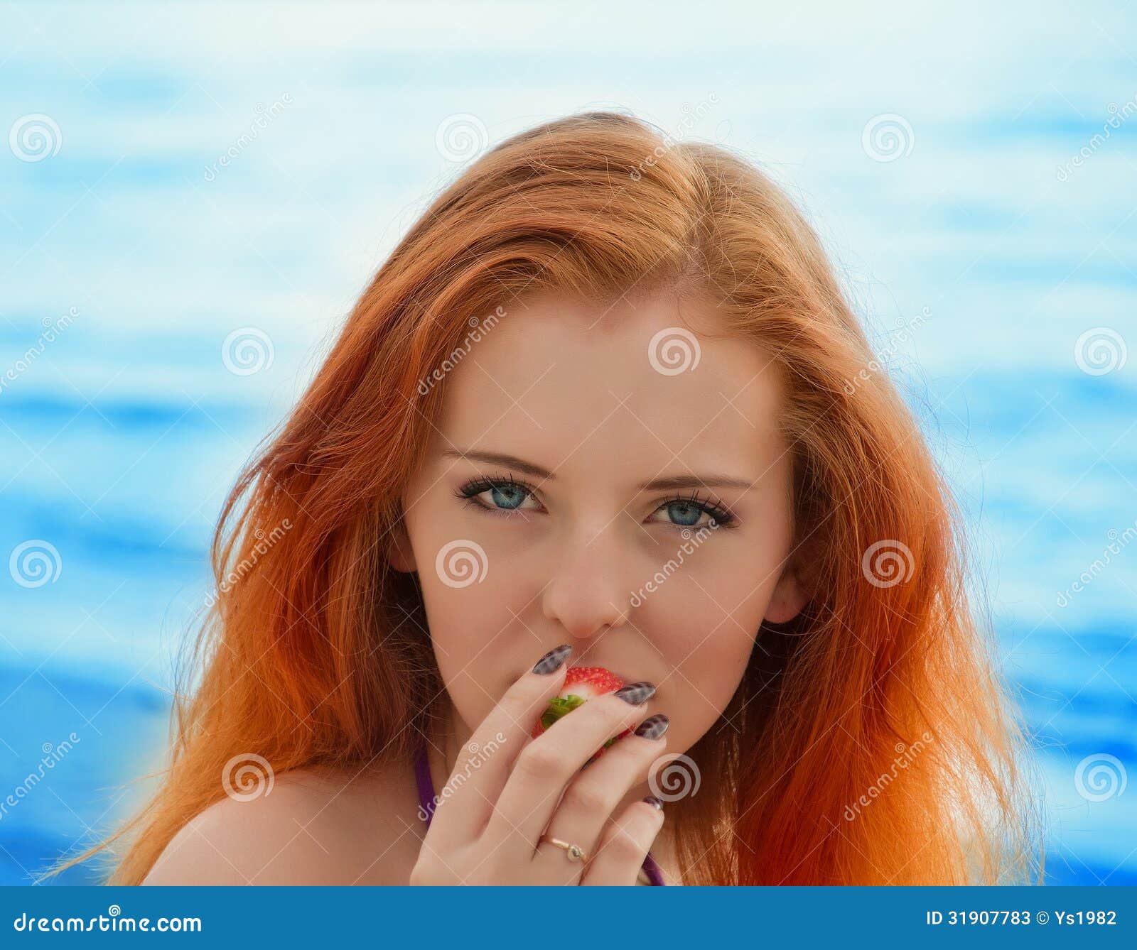 Härlig Sexig Flicka Med Rött Hår Och Bikinin Som Poserar På En Strand