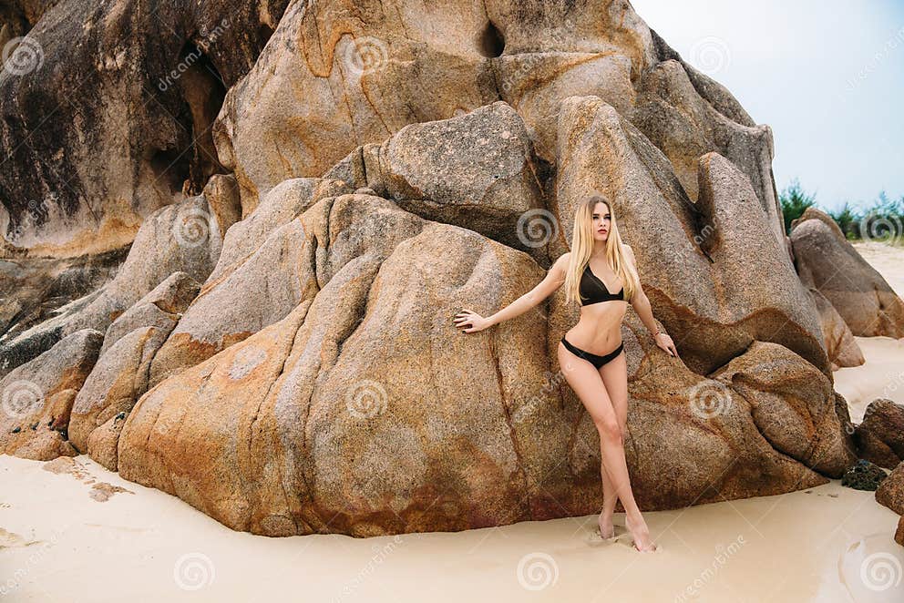 Härlig Ung Blond Kvinna I Den Svarta Bikinin Som Poserar På Stranden