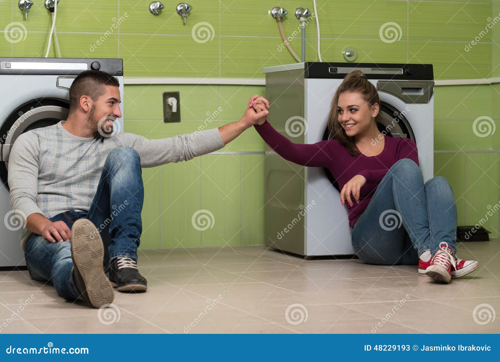 Hübsche Paare in Der Waschküche Stockbild - Bild von hausarbeit, haupt ...