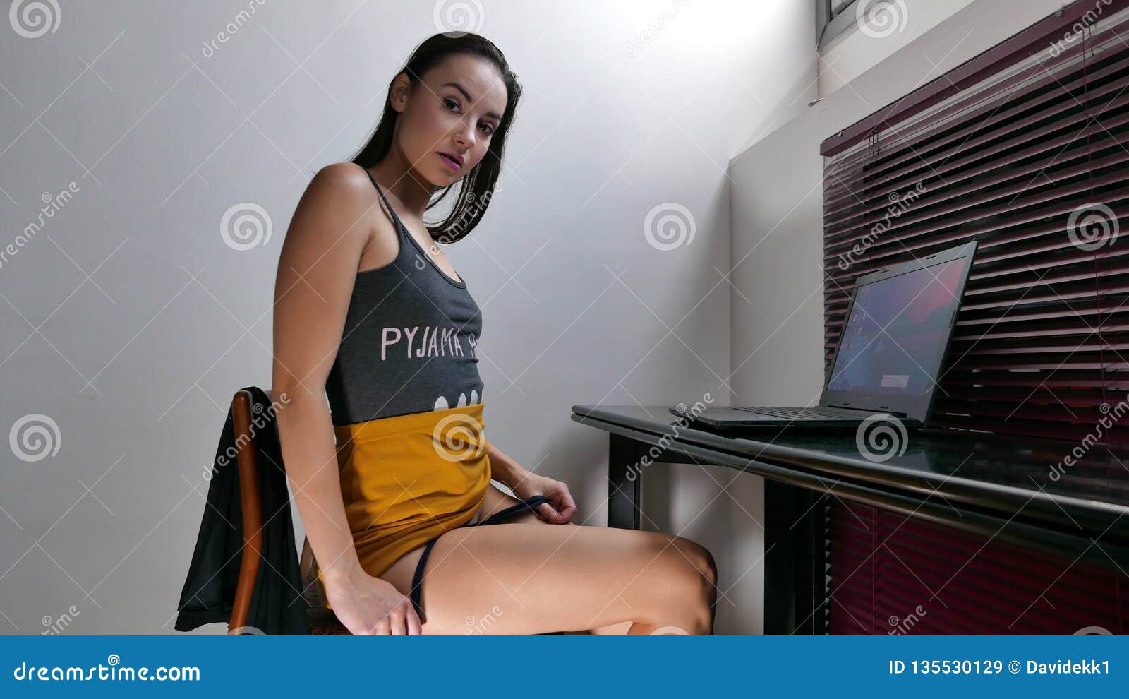 Hübsches Mädchen Im Minirock Der Sitzen Auf Stuhl Aufwirft Stockbild