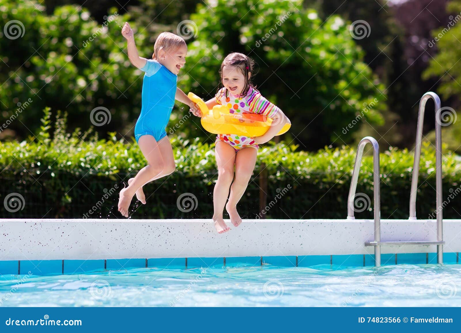 I Bambini Che Saltano Nella Piscina Fotografia Stock - Immagine di ...