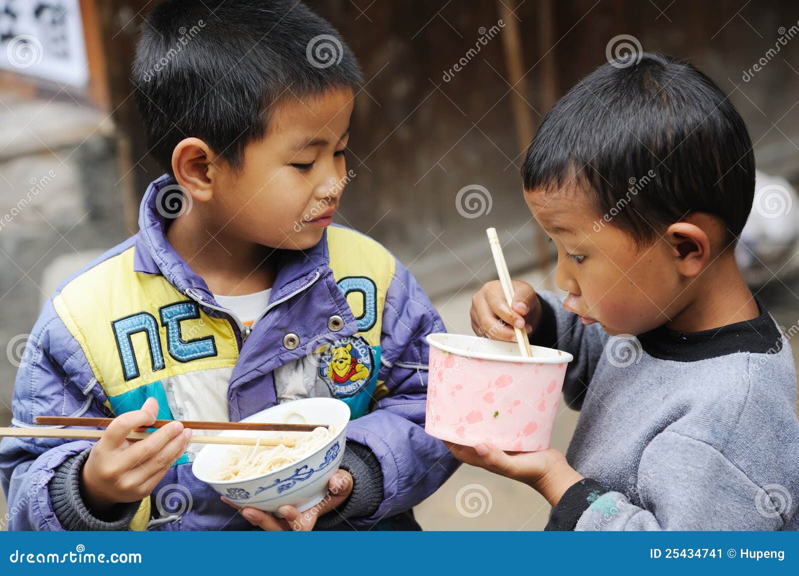 I bambini cinesi di miao fotografia editoriale. Immagine di asia - 25434741