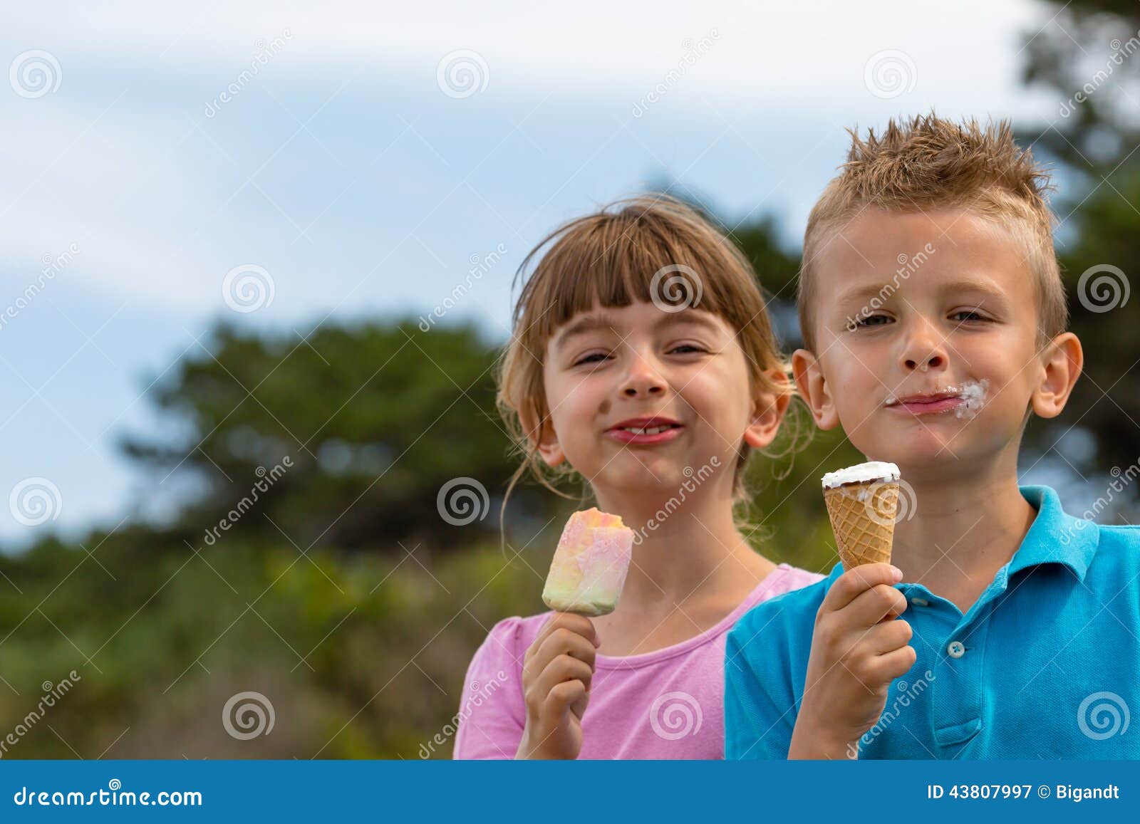 I bambini con gelato immagine stock. Immagine di scandinavia - 43807997
