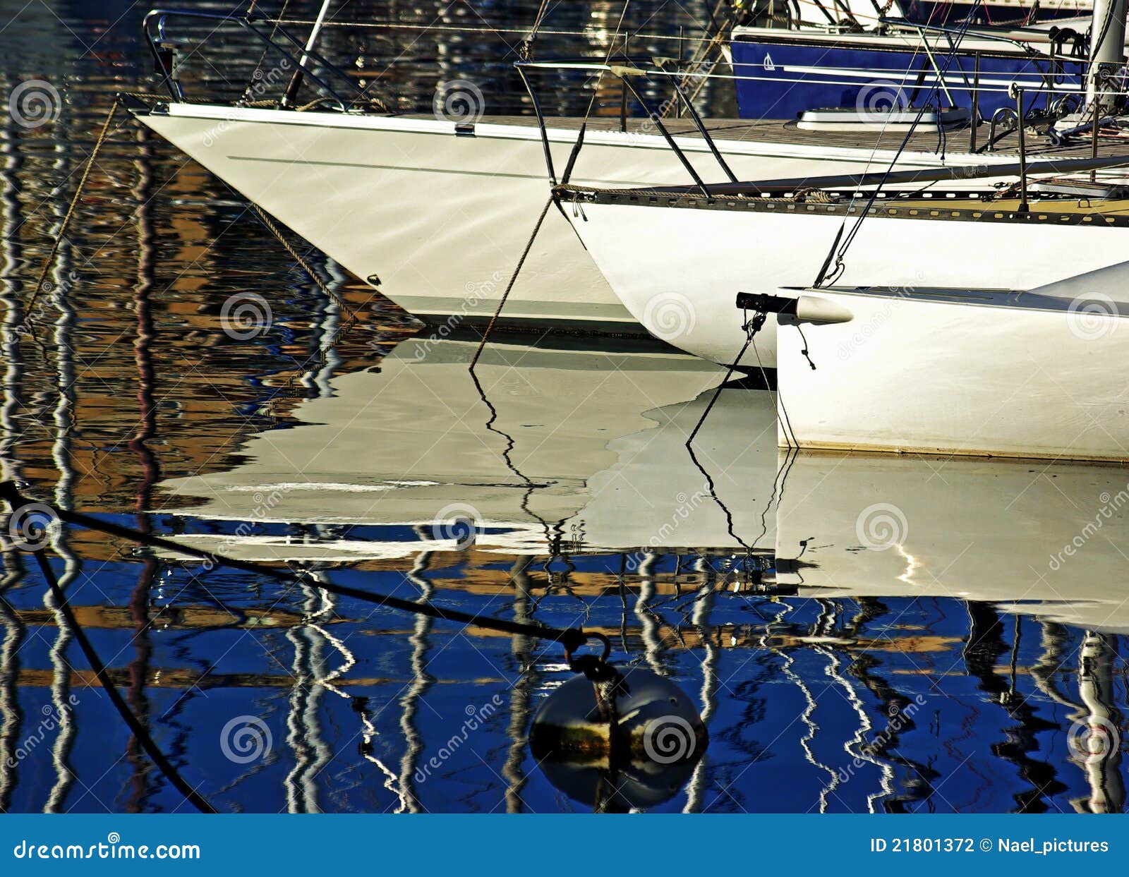 I battelli da diporto fotografia stock. Immagine di arco - 21801372