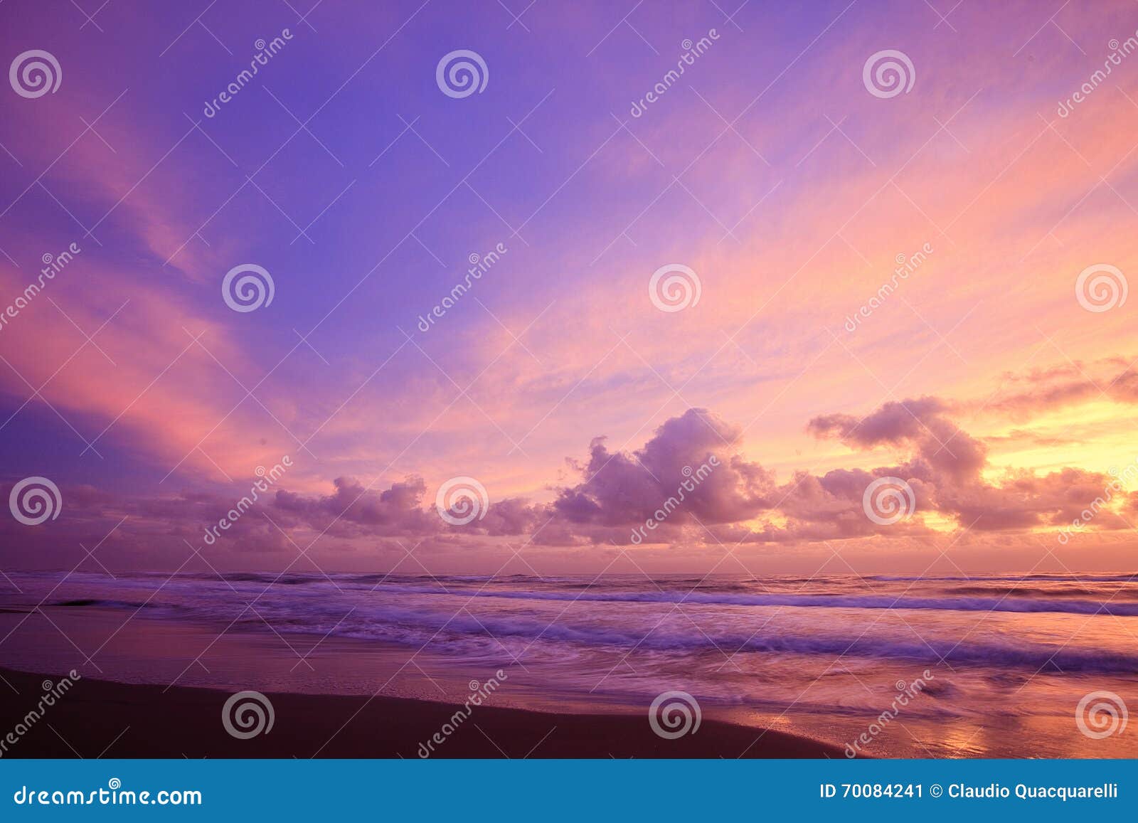 I Bei Colori Dell'alba Sopra Il Mare Immagine Stock - Immagine di ...
