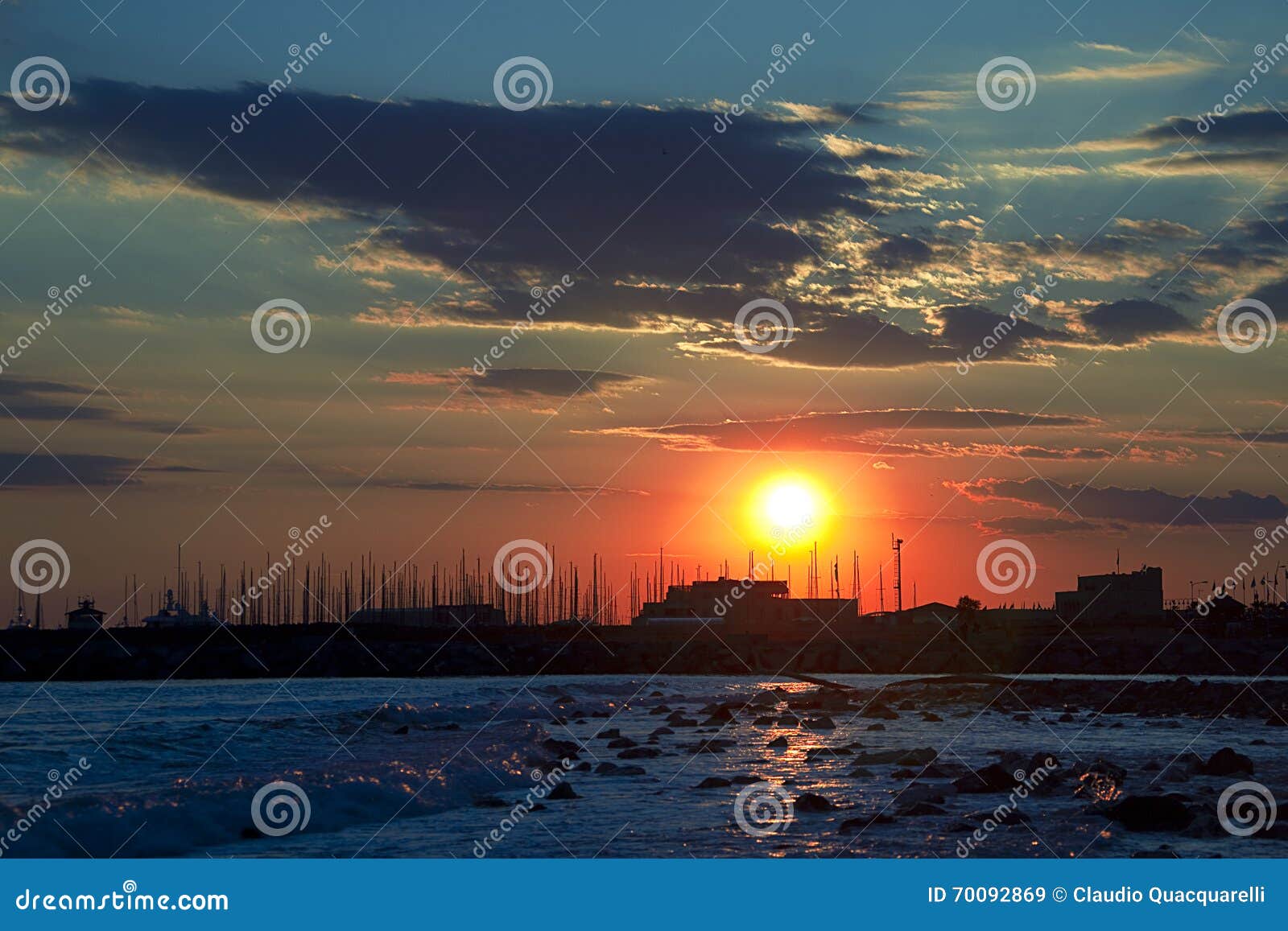 I Bei Colori Dell'alba Sopra Il Mare Immagine Stock - Immagine di cielo ...