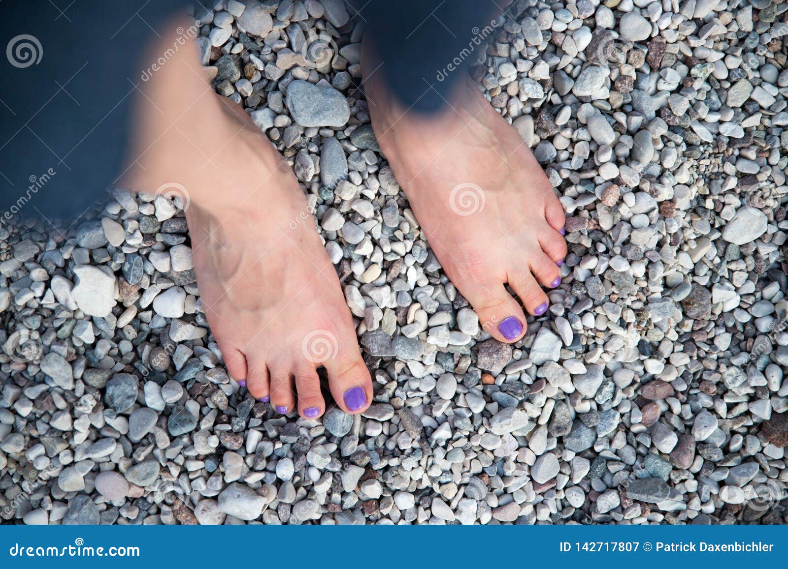 I Bei Piedi Delle Ragazze Alla Spiaggia, Smalto Porpora Immagine Stock ... I Bei Piedi Delle Ragazze Alla Spiaggia, Smalto Porpora Immagine Stock ...