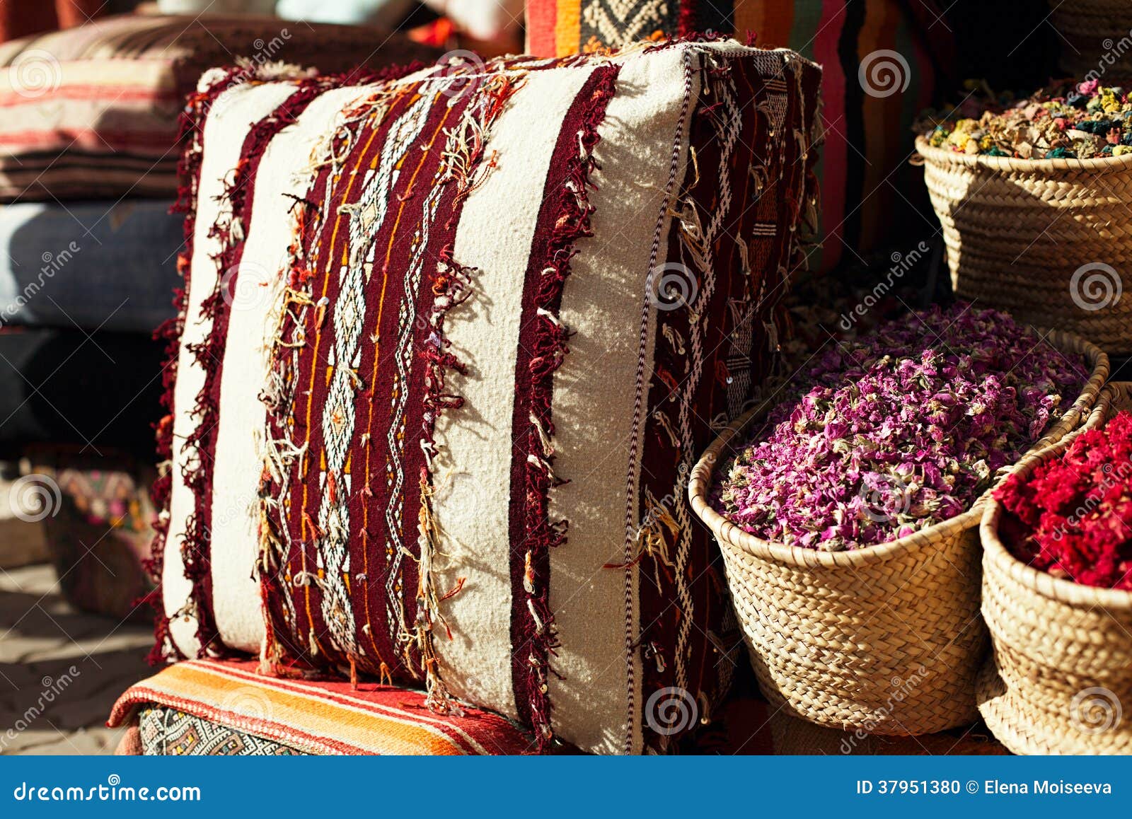 I Cuscini Marocchini in Una Via Comperano Nel Souk Di Medina Fotografia ...