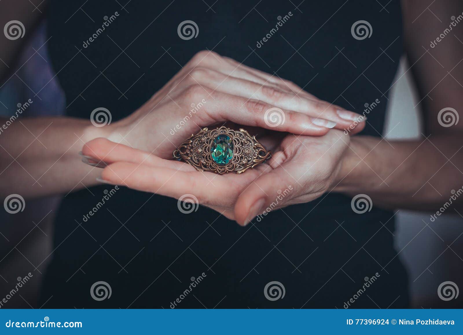 I gioielli fatti a mano fotografia stock. Immagine di argento - 77396924