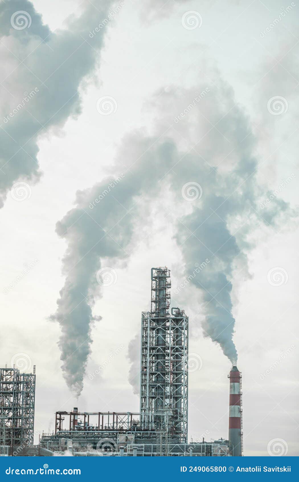 I Lavori Di Un Impianto Petrolchimico. Il Fumo Viene Dal Camino ... I Lavori Di Un Impianto Petrolchimico. Il Fumo Viene Dal Camino ...