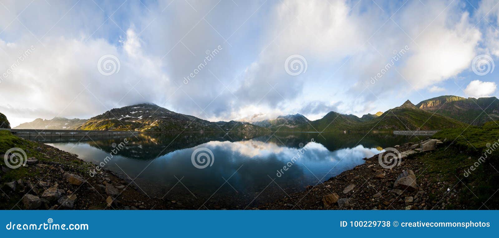 Paesaggi Attraversano Il Lago Immagine. Immagine: 100229738