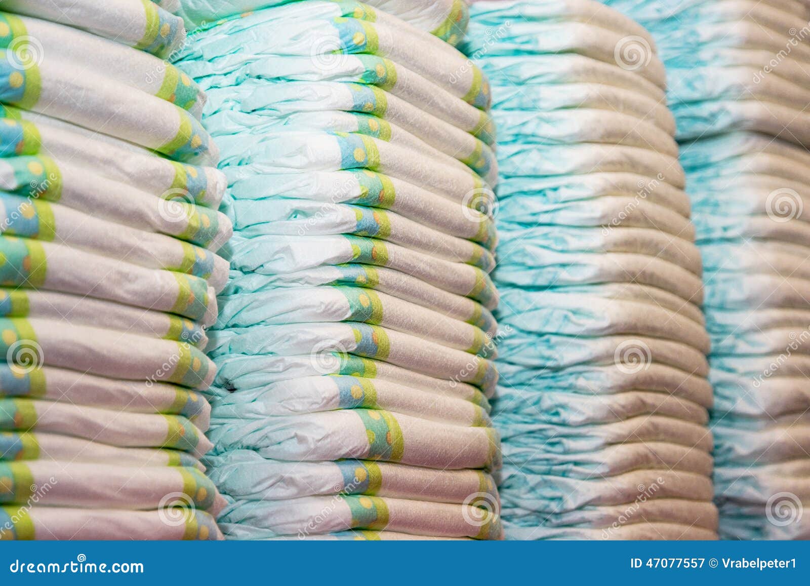I Pannolini Dei Bambini Impilati in Mucchi Immagine Stock - Immagine di ...