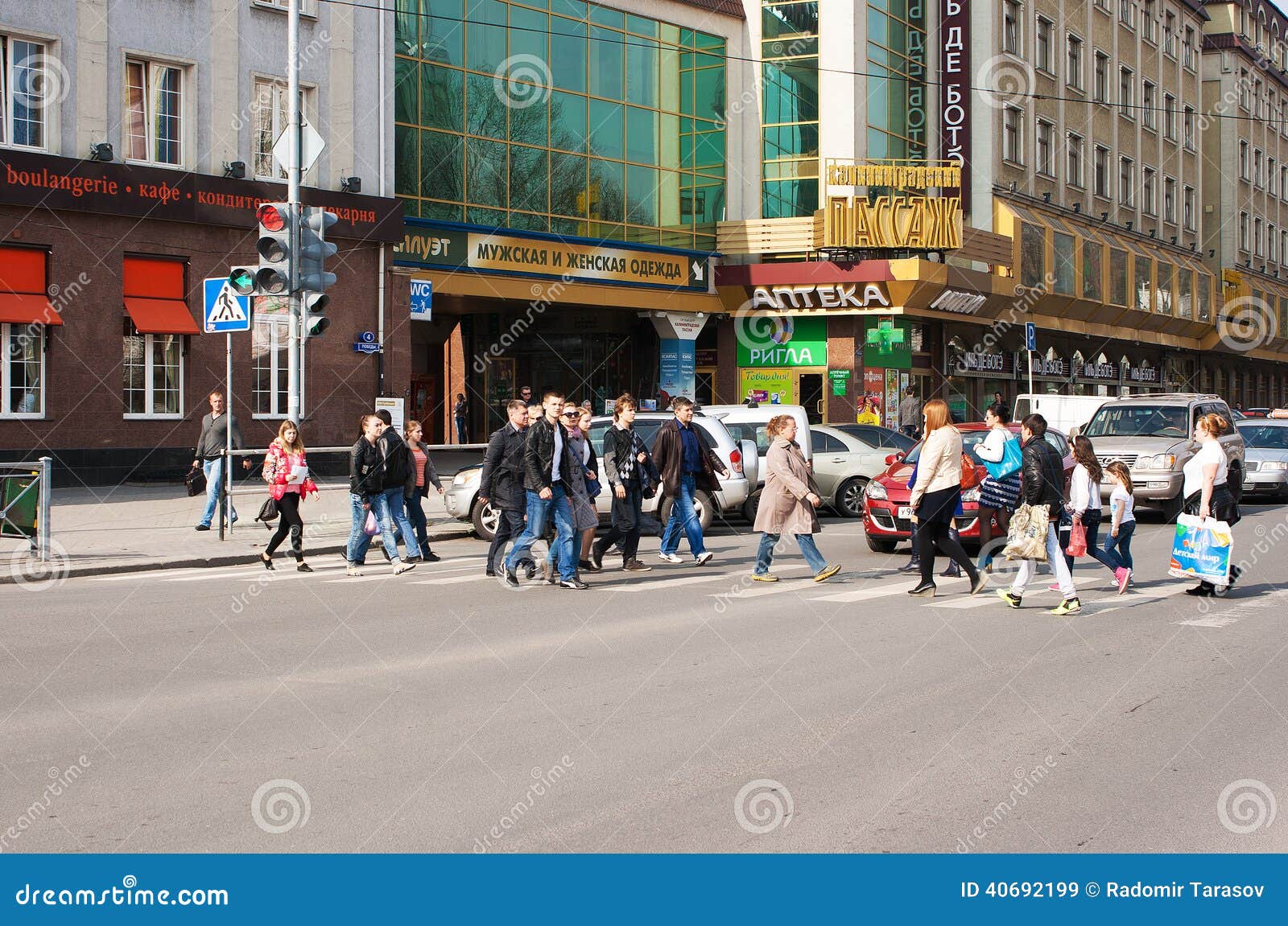 I Pedoni Attraversano La Via Immagine Stock Editoriale - Immagine di ...