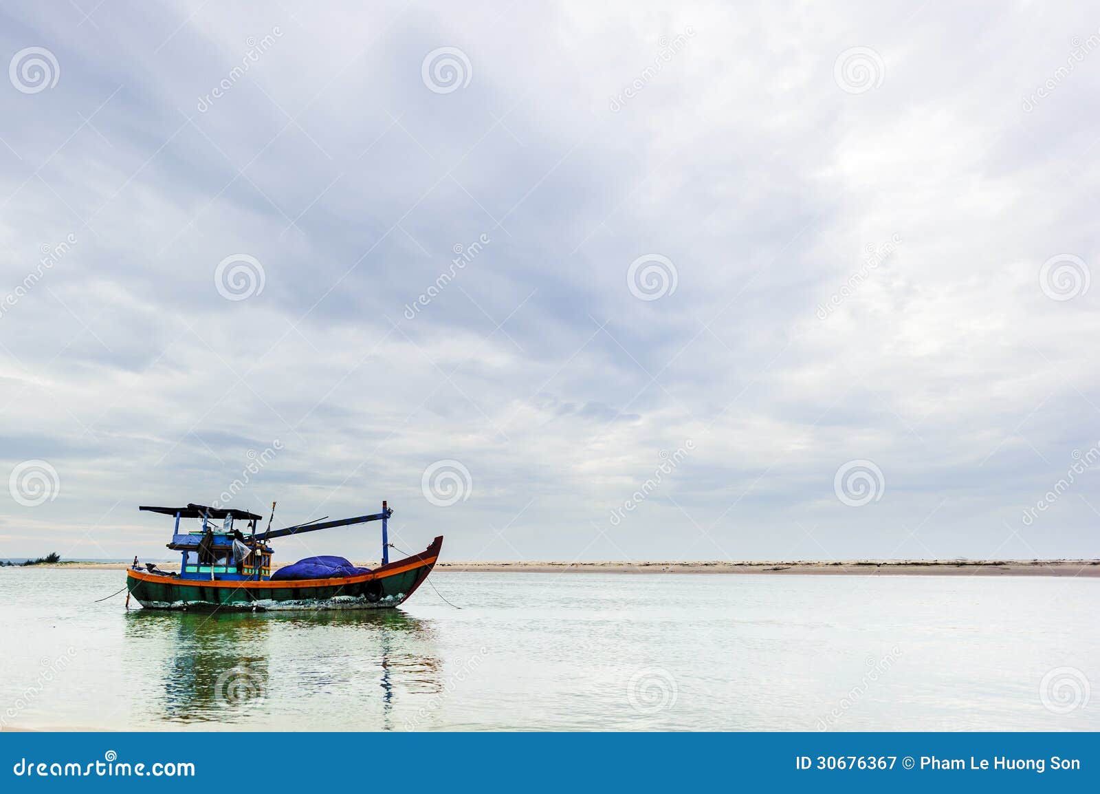 I Pescherecci Ancorati Vicino Alla Spiaggia Immagine Stock - Immagine ...