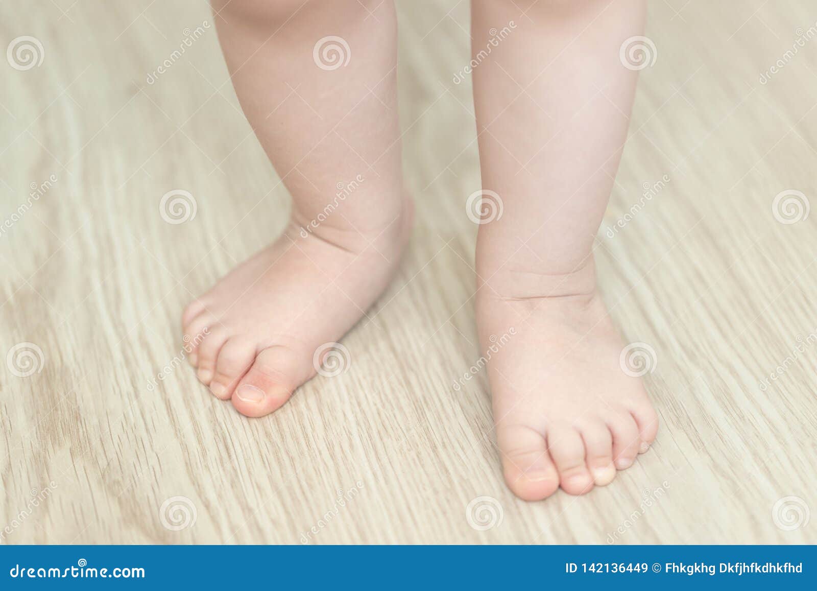 I Piedi Del Bambino, Primo Punto, Fine Su Immagine Stock - Immagine di ... I Piedi Del Bambino, Primo Punto, Fine Su Immagine Stock - Immagine di ...